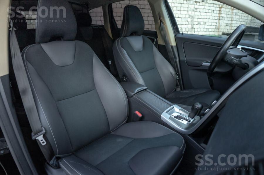 Melns Volvo XC60 2009 Liepāja, ar dzinēja tilpumu 2.40 L un nobraukumu 350 tūkst. km par 6900 €, foto 14 vietnē AUTOMOTO.COM.LV