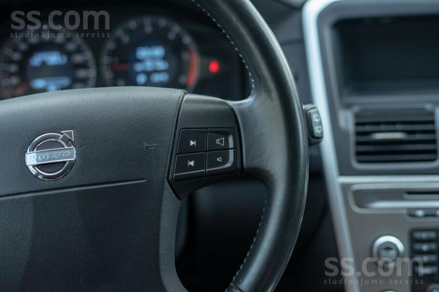 Melns Volvo XC60 2009 Liepāja, ar dzinēja tilpumu 2.40 L un nobraukumu 350 tūkst. km par 6900 €, foto 20 vietnē AUTOMOTO.COM.LV
