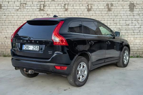 Black Volvo XC60 2009 in Liepaja, with an engine capacity of 2.40 L and mileage of 350 thousand km for 6900 €, photo 4 on AUTOMOTO.COM.LV