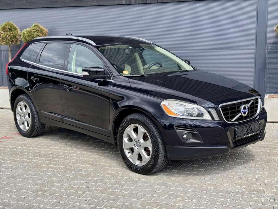 Black Volvo XC60 2009 in Siauliai, with an engine capacity of 2.40 L and mileage of 300 thousand km for 8150 €, photo 3 on AUTOMOTO.COM.LV