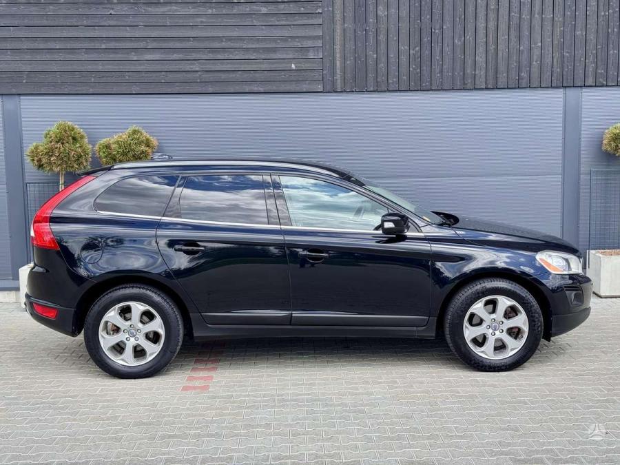 Black Volvo XC60 2009 in Siauliai, with an engine capacity of 2.40 L and mileage of 300 thousand km for 8150 €, photo 13 on AUTOMOTO.COM.LV