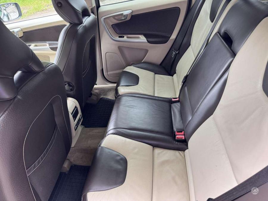 Black Volvo XC60 2009 in Siauliai, with an engine capacity of 2.40 L and mileage of 300 thousand km for 8150 €, photo 18 on AUTOMOTO.COM.LV