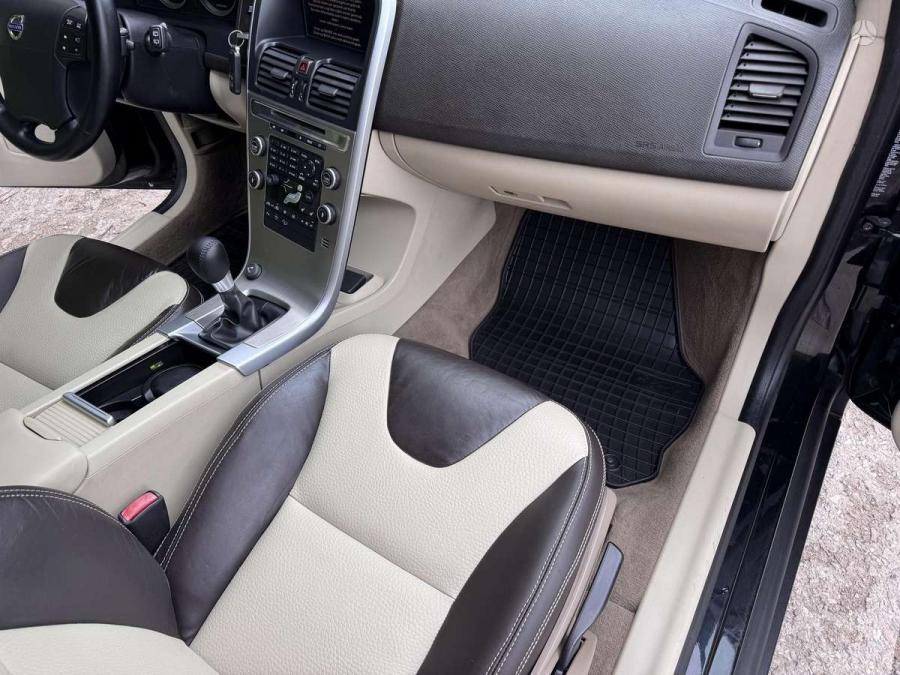 Black Volvo XC60 2009 in Siauliai, with an engine capacity of 2.40 L and mileage of 300 thousand km for 8150 €, photo 21 on AUTOMOTO.COM.LV