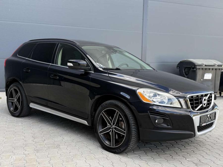 Black Volvo XC60 2009 in Siauliai, with an engine capacity of 2.40 L and mileage of 300 thousand km for 8450 €, photo 4 on AUTOMOTO.COM.LV
