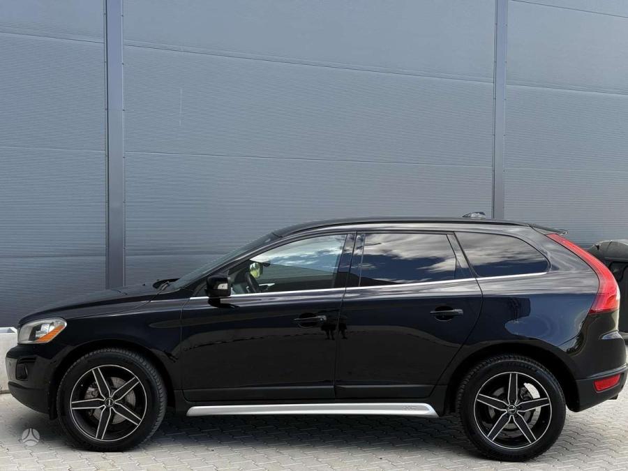 Black Volvo XC60 2009 in Siauliai, with an engine capacity of 2.40 L and mileage of 300 thousand km for 8450 €, photo 6 on AUTOMOTO.COM.LV