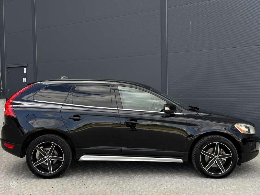 Black Volvo XC60 2009 in Siauliai, with an engine capacity of 2.40 L and mileage of 300 thousand km for 8450 €, photo 7 on AUTOMOTO.COM.LV
