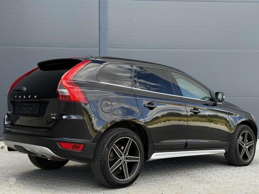 Black Volvo XC60 2009 in Siauliai, with an engine capacity of 2.40 L and mileage of 300 thousand km for 8450 €, photo 9 on AUTOMOTO.COM.LV