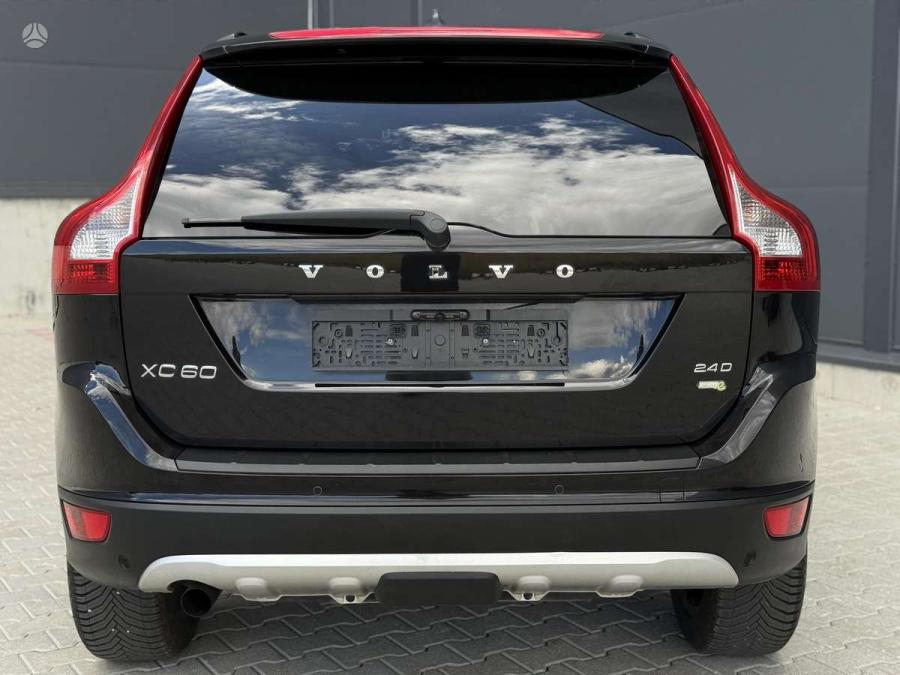 Black Volvo XC60 2009 in Siauliai, with an engine capacity of 2.40 L and mileage of 300 thousand km for 8450 €, photo 13 on AUTOMOTO.COM.LV