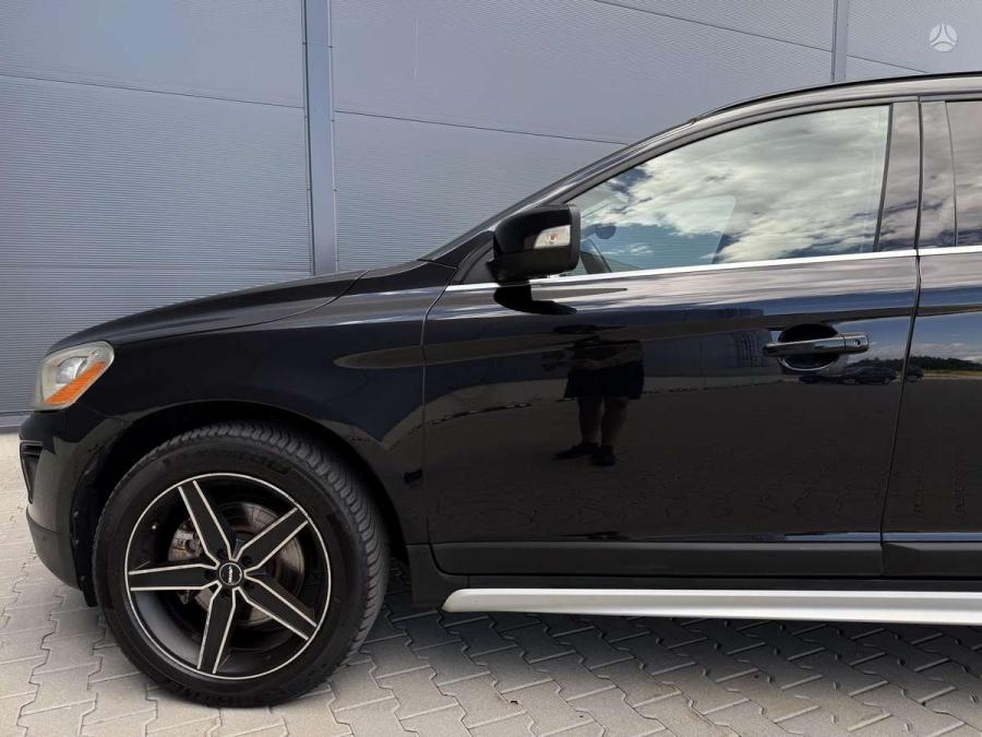 Black Volvo XC60 2009 in Siauliai, with an engine capacity of 2.40 L and mileage of 300 thousand km for 8450 €, photo 14 on AUTOMOTO.COM.LV