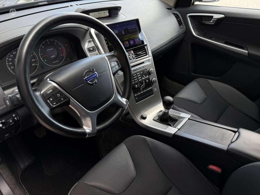Black Volvo XC60 2009 in Siauliai, with an engine capacity of 2.40 L and mileage of 300 thousand km for 8450 €, photo 19 on AUTOMOTO.COM.LV