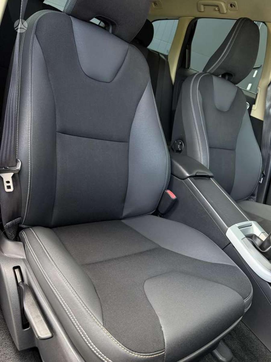Black Volvo XC60 2009 in Siauliai, with an engine capacity of 2.40 L and mileage of 300 thousand km for 8450 €, photo 24 on AUTOMOTO.COM.LV