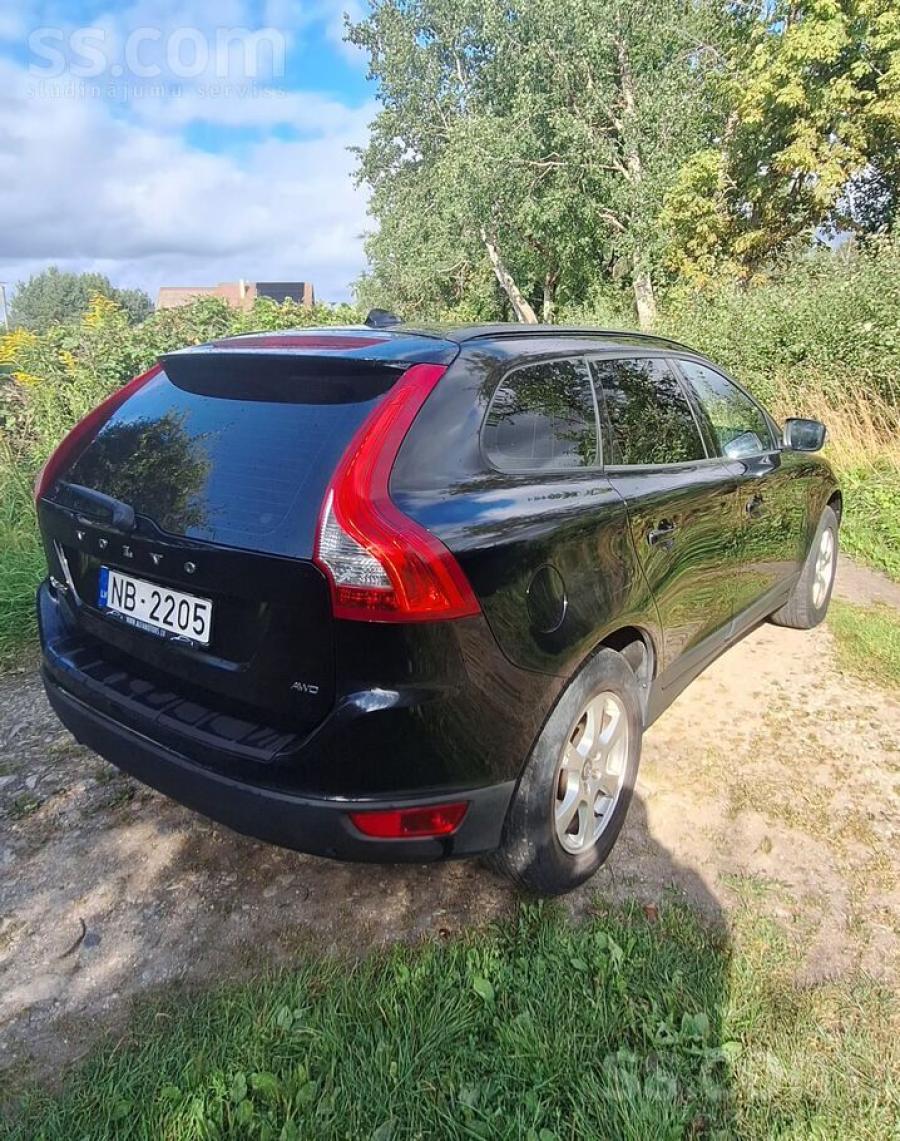 Black Volvo XC60 2009 in Kuldiga, with an engine capacity of 2.40 L and mileage of 320 thousand km for 5950 €, photo 3 on AUTOMOTO.COM.LV