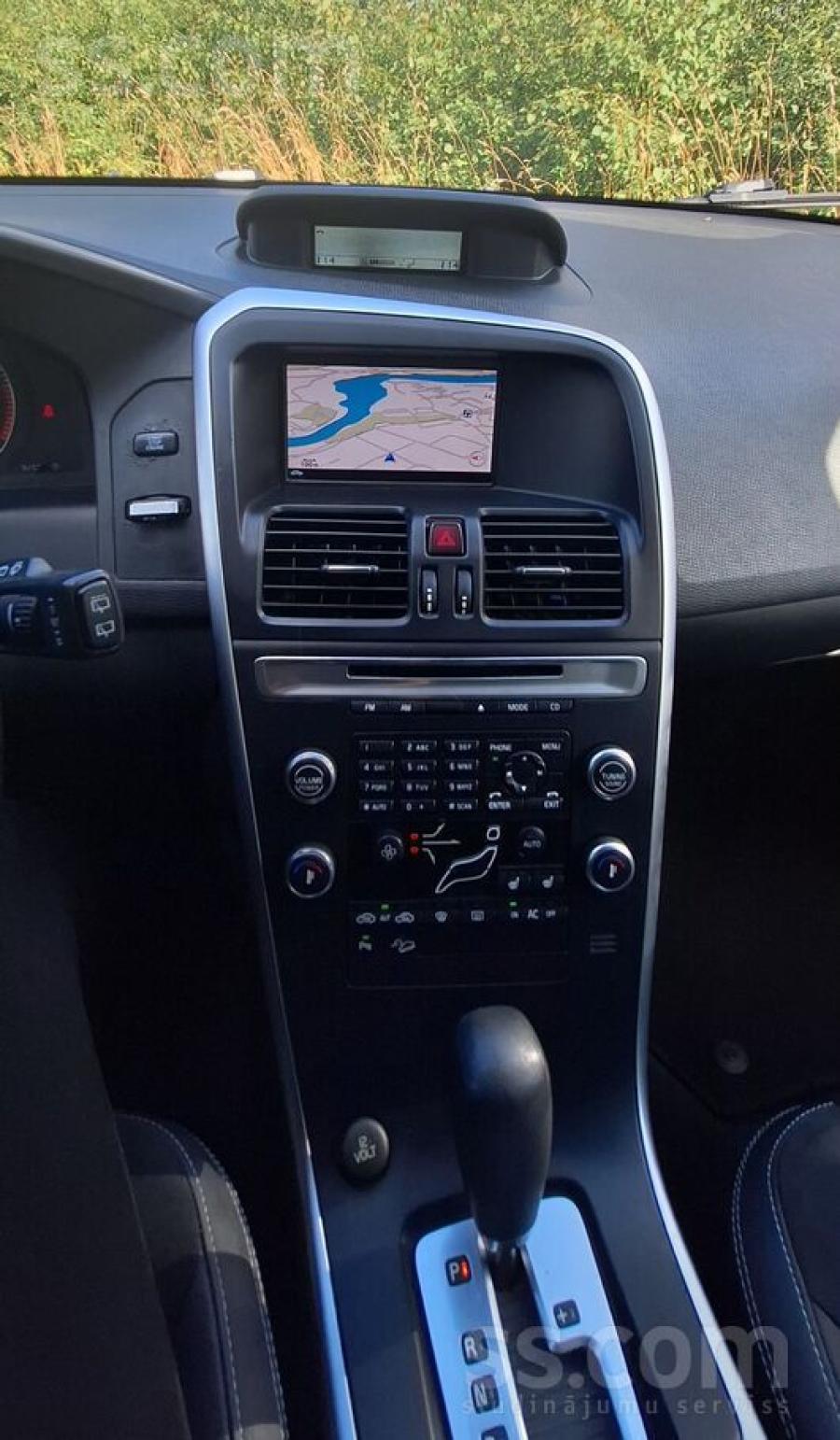 Black Volvo XC60 2009 in Kuldiga, with an engine capacity of 2.40 L and mileage of 320 thousand km for 5950 €, photo 7 on AUTOMOTO.COM.LV