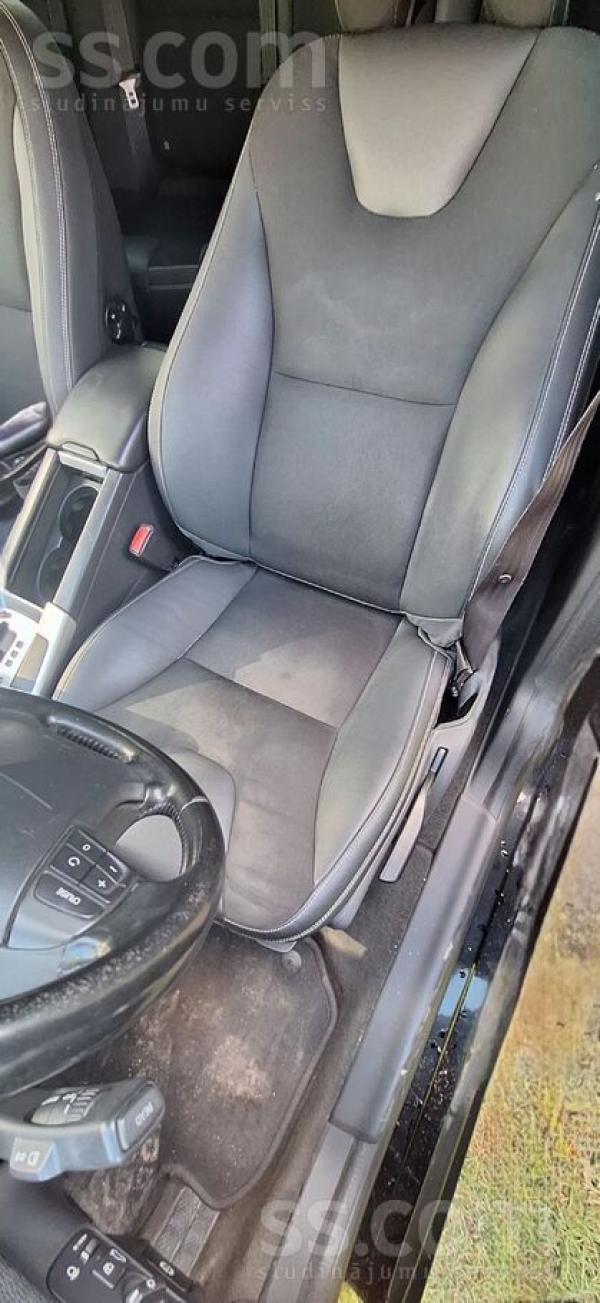 Black Volvo XC60 2009 in Kuldiga, with an engine capacity of 2.40 L and mileage of 320 thousand km for 5950 €, photo 8 on AUTOMOTO.COM.LV
