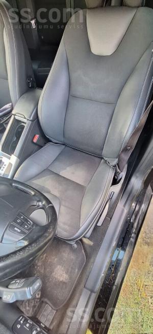 Black Volvo XC60 2009 in Kuldiga, with an engine capacity of 2.40 L and mileage of 320 thousand km for 5950 €, photo 9 on AUTOMOTO.COM.LV