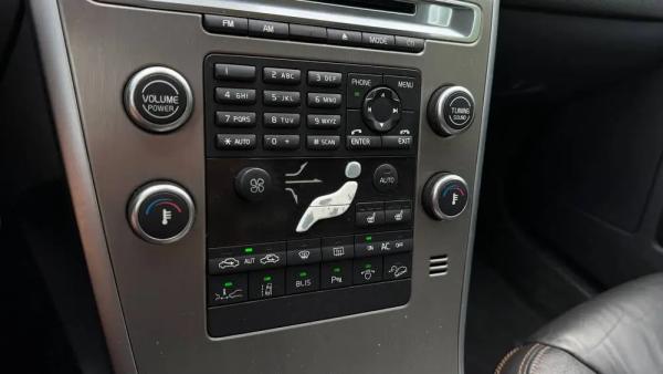 Black Volvo XC60 2009 in Jelgava, with an engine capacity of 2.40 L and mileage of 357 thousand km for 7900 €, photo 10 on AUTOMOTO.COM.LV