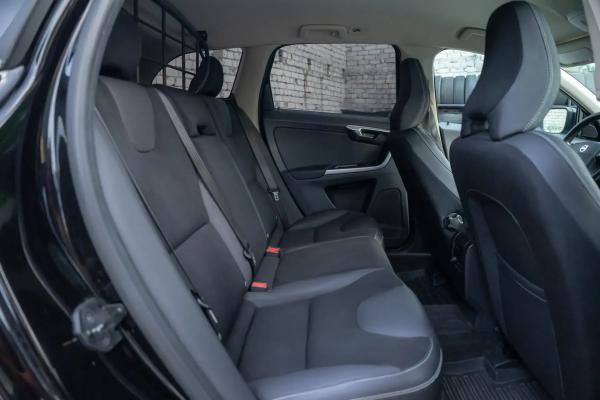 Black Volvo XC60 2009 in Liepaja, with an engine capacity of 2.40 L and mileage of 350 thousand km for 6900 €, photo 6 on AUTOMOTO.COM.LV