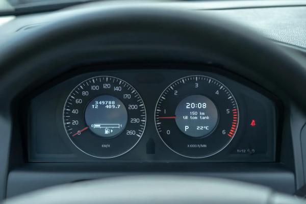 Black Volvo XC60 2009 in Liepaja, with an engine capacity of 2.40 L and mileage of 350 thousand km for 6900 €, photo 7 on AUTOMOTO.COM.LV