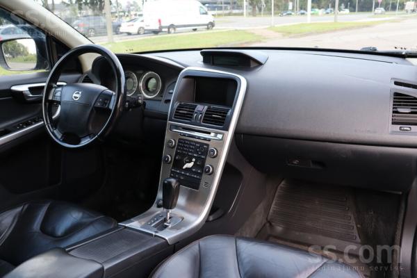 Black Volvo XC60 2009 in Riga, with an engine capacity of 2.40 L and mileage of 393 thousand km for 5990 €, photo 6 on AUTOMOTO.COM.LV