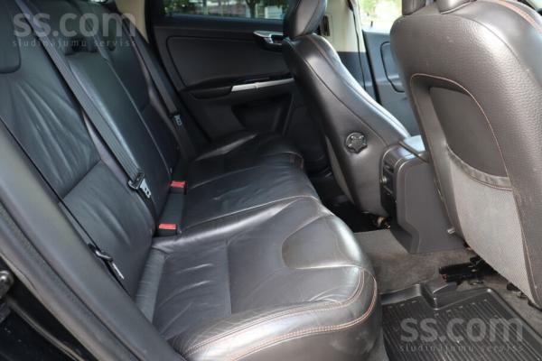 Black Volvo XC60 2009 in Riga, with an engine capacity of 2.40 L and mileage of 393 thousand km for 5990 €, photo 7 on AUTOMOTO.COM.LV