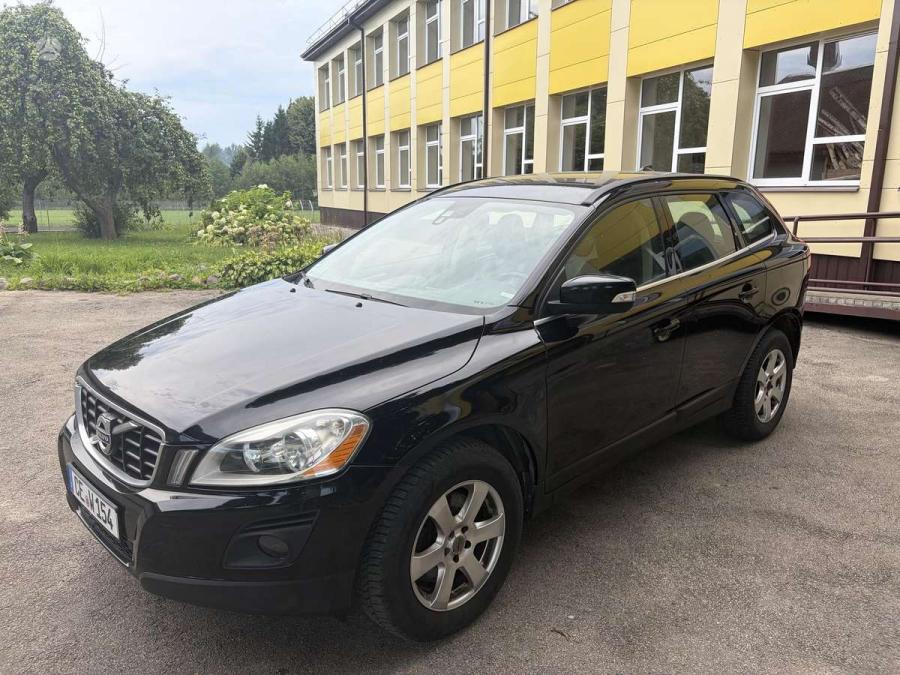 Black Volvo XC60 2009 in Vilnius, with an engine capacity of 2.40 L and mileage of 295 thousand km for 4950 €, photo 1 on AUTOMOTO.COM.LV