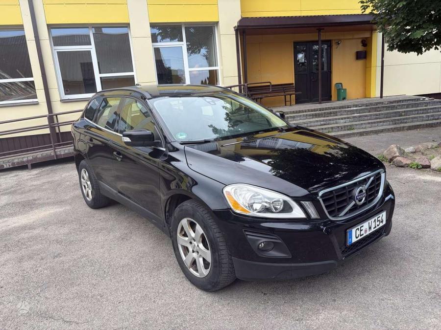 Black Volvo XC60 2009 in Vilnius, with an engine capacity of 2.40 L and mileage of 295 thousand km for 4950 €, photo 3 on AUTOMOTO.COM.LV
