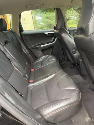 Black Volvo XC60 2009 in Vilnius, with an engine capacity of 2.40 L and mileage of 295 thousand km for 4950 €, photo 6 on AUTOMOTO.COM.LV