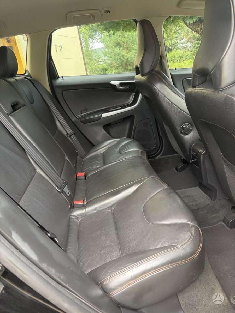 Black Volvo XC60 2009 in Vilnius, with an engine capacity of 2.40 L and mileage of 295 thousand km for 4950 €, photo 6 on AUTOMOTO.COM.LV