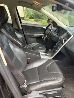 Black Volvo XC60 2009 in Vilnius, with an engine capacity of 2.40 L and mileage of 295 thousand km for 4950 €, photo 7 on AUTOMOTO.COM.LV