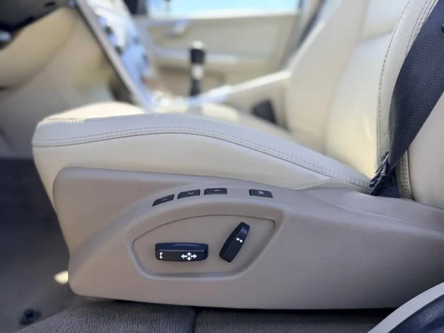 Black Volvo XC60 2009 in Riga, with an engine capacity of 2.40 L and mileage of 0 thousand km for 7995 €, photo 10 on AUTOMOTO.COM.LV