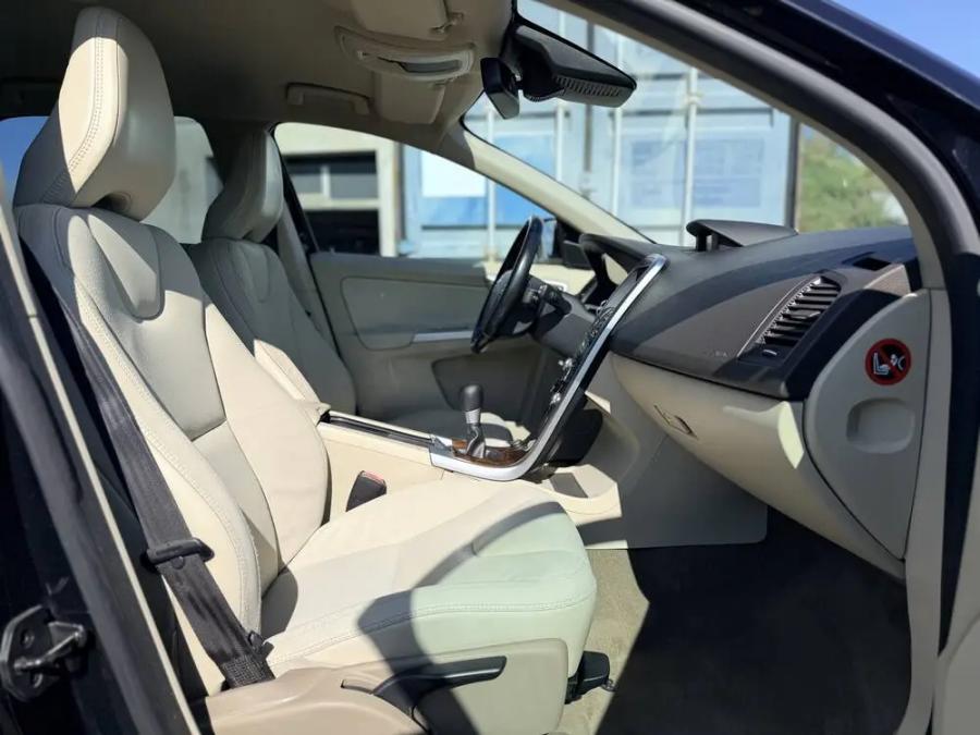 Black Volvo XC60 2009 in Riga, with an engine capacity of 2.40 L and mileage of 0 thousand km for 7995 €, photo 16 on AUTOMOTO.COM.LV