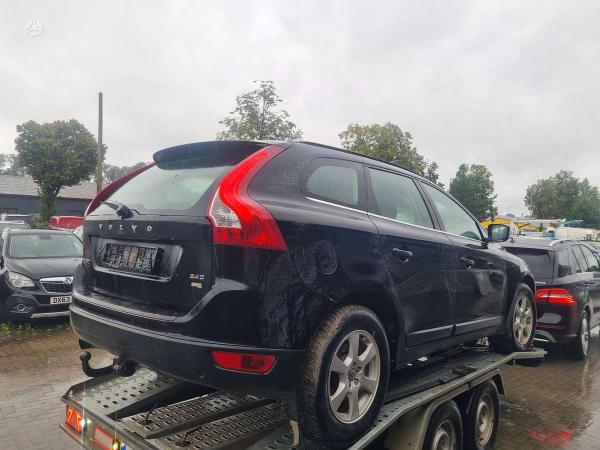 Melns Volvo XC60 2009 Tauragė, ar dzinēja tilpumu 2.40 L un nobraukumu 340 tūkst. km par 3350 €, foto 4 vietnē AUTOMOTO.COM.LV