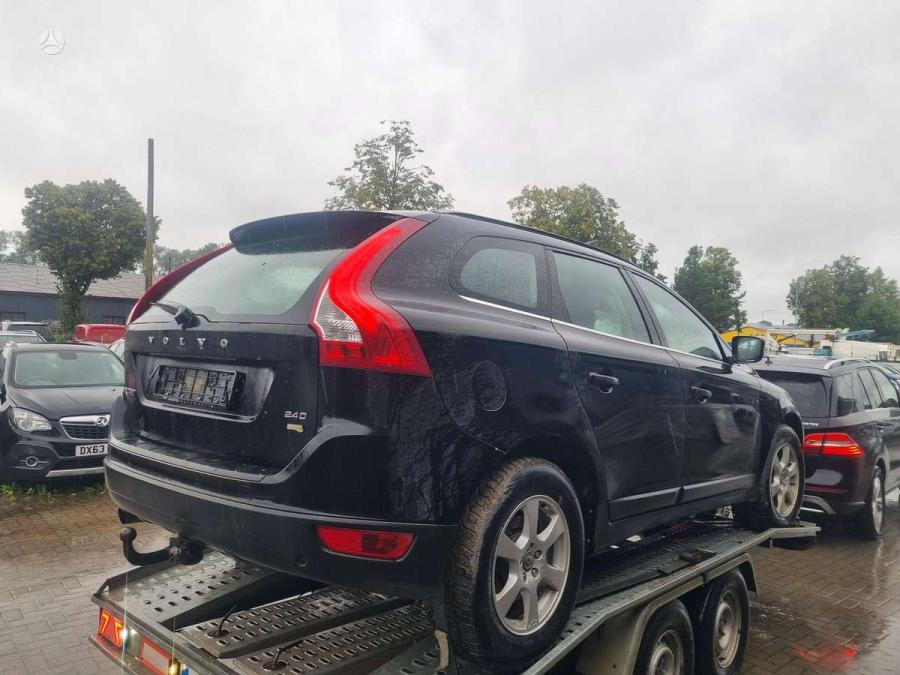 Black Volvo XC60 2009 in Taurage, with an engine capacity of 2.40 L and mileage of 340 thousand km for 3350 €, photo 5 on AUTOMOTO.COM.LV