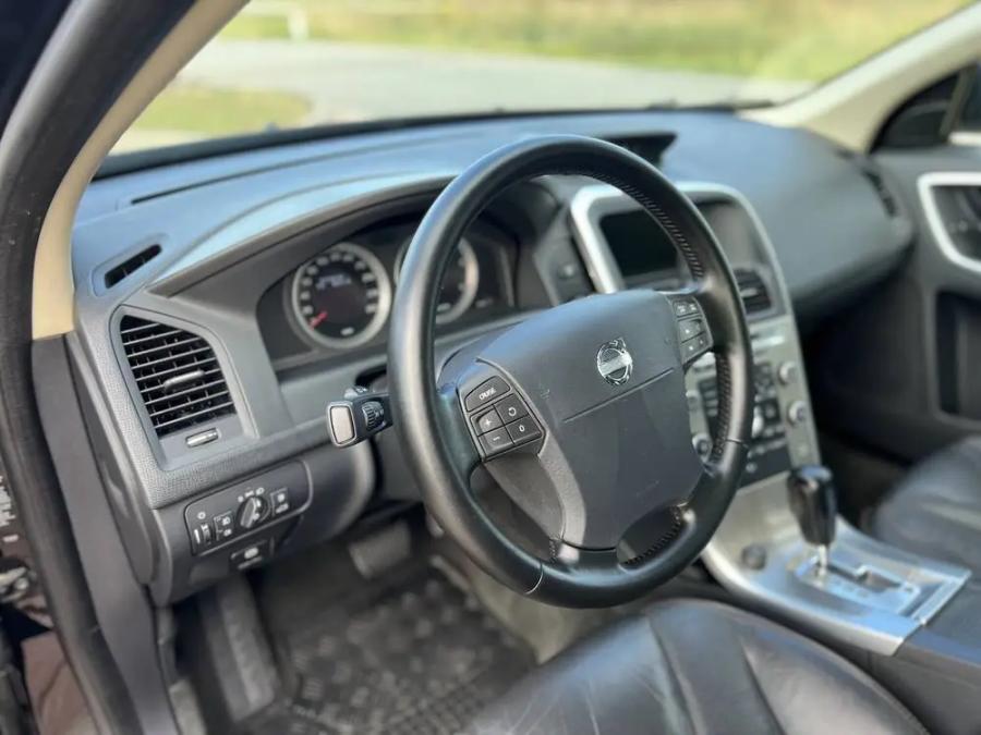 Black Volvo XC60 2009 in Cesis, with an engine capacity of 2.40 L and mileage of 277 thousand km for 7500 €, photo 11 on AUTOMOTO.COM.LV