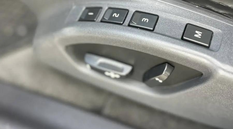 Black Volvo XC60 2009 in Cesis, with an engine capacity of 2.40 L and mileage of 277 thousand km for 7500 €, photo 16 on AUTOMOTO.COM.LV