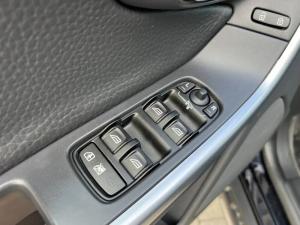 Black Volvo XC60 2009 in Cesis, with an engine capacity of 2.40 L and mileage of 277 thousand km for 7500 €, photo 17 on AUTOMOTO.COM.LV