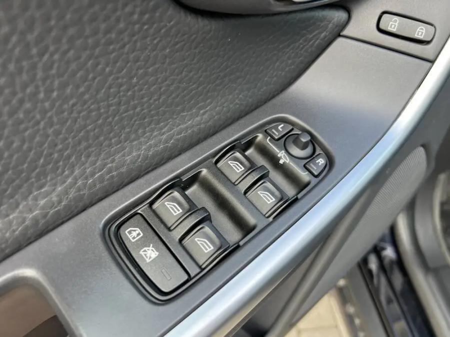 Black Volvo XC60 2009 in Cesis, with an engine capacity of 2.40 L and mileage of 277 thousand km for 7500 €, photo 17 on AUTOMOTO.COM.LV