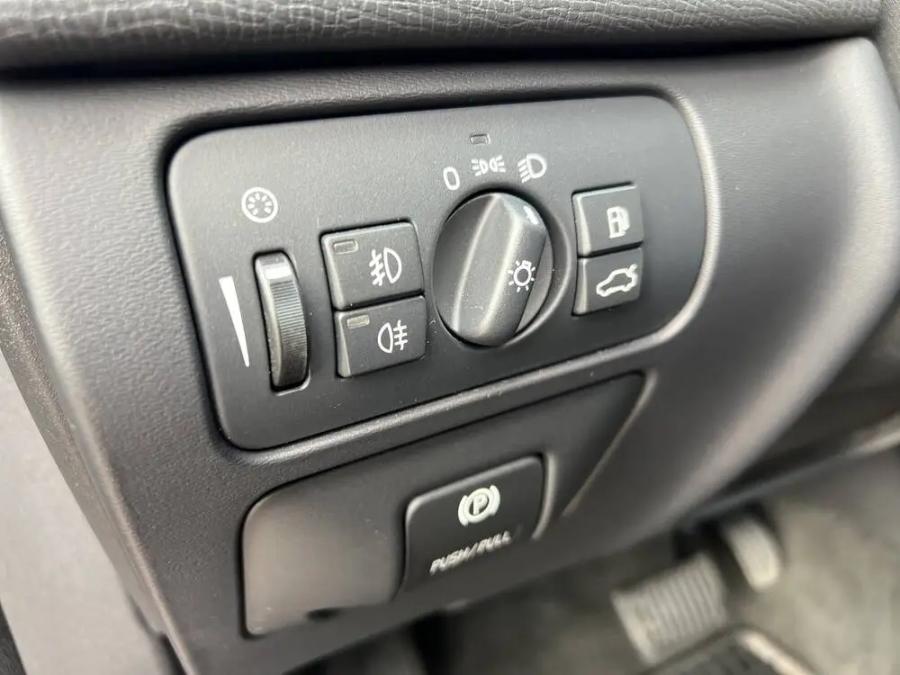 Black Volvo XC60 2009 in Cesis, with an engine capacity of 2.40 L and mileage of 277 thousand km for 7500 €, photo 18 on AUTOMOTO.COM.LV
