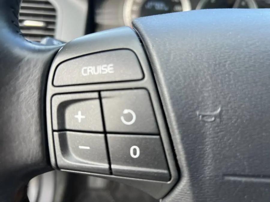 Black Volvo XC60 2009 in Cesis, with an engine capacity of 2.40 L and mileage of 277 thousand km for 7500 €, photo 19 on AUTOMOTO.COM.LV