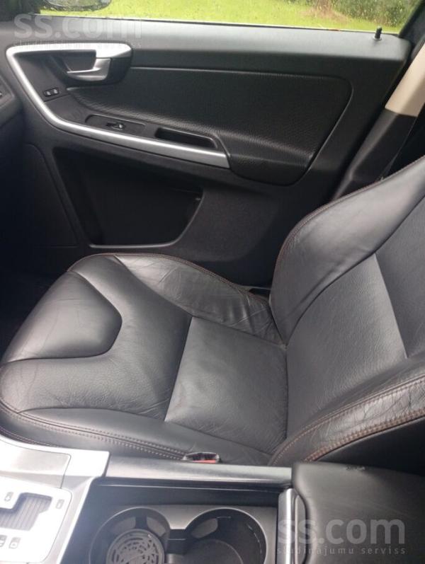 Black Volvo XC60 2009 in Ogre, with an engine capacity of 2.40 L and mileage of 415 thousand km for 5400 €, photo 9 on AUTOMOTO.COM.LV