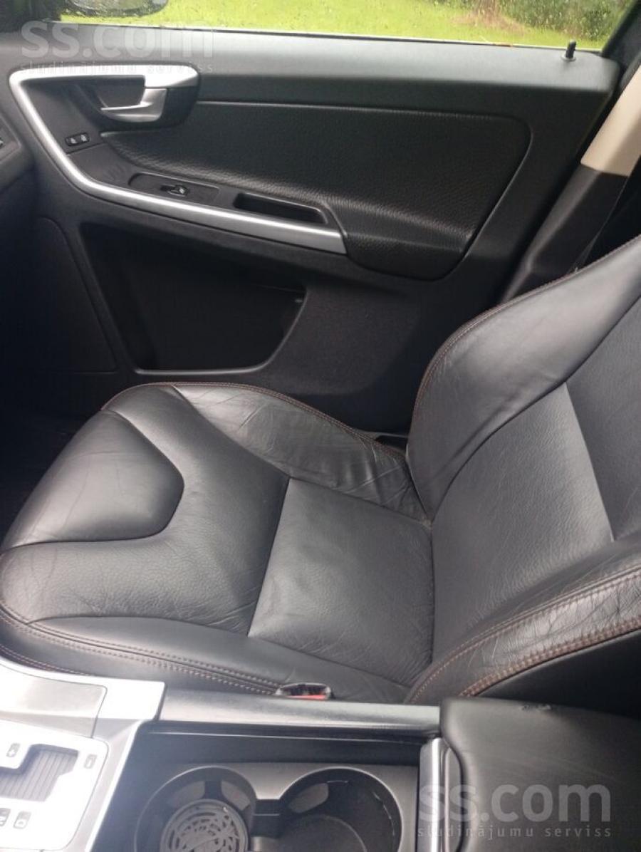 Black Volvo XC60 2009 in Ogre, with an engine capacity of 2.40 L and mileage of 415 thousand km for 5400 €, photo 10 on AUTOMOTO.COM.LV
