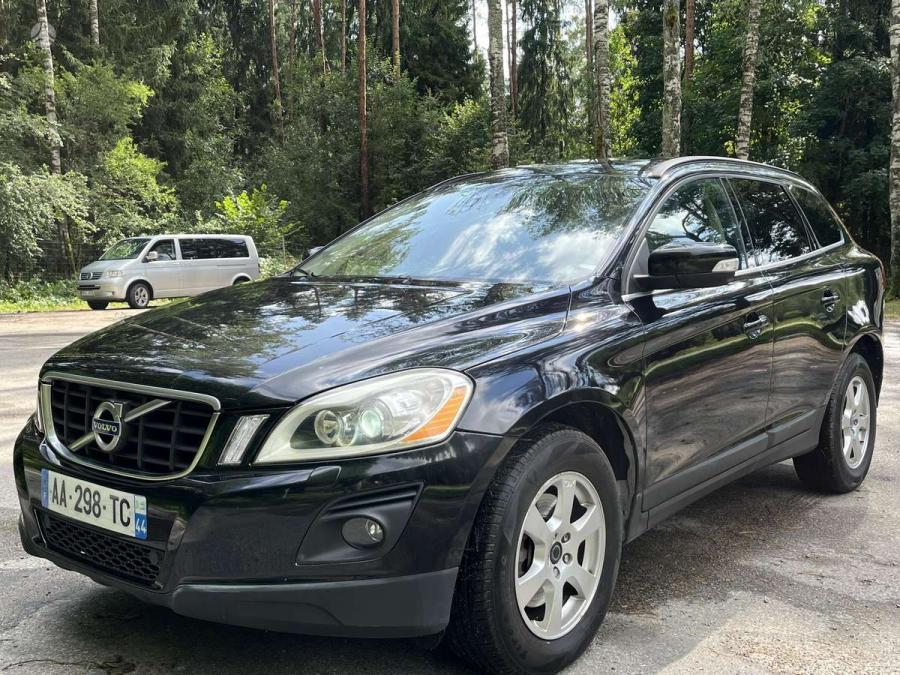 Black Volvo XC60 2009 in Taurage, with an engine capacity of 2.40 L and mileage of 350 thousand km for 5350 €, photo 1 on AUTOMOTO.COM.LV