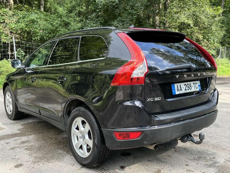 Black Volvo XC60 2009 in Taurage, with an engine capacity of 2.40 L and mileage of 350 thousand km for 5350 €, photo 8 on AUTOMOTO.COM.LV