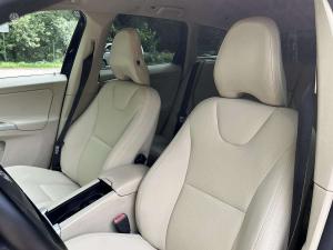 Black Volvo XC60 2009 in Taurage, with an engine capacity of 2.40 L and mileage of 350 thousand km for 5350 €, photo 11 on AUTOMOTO.COM.LV