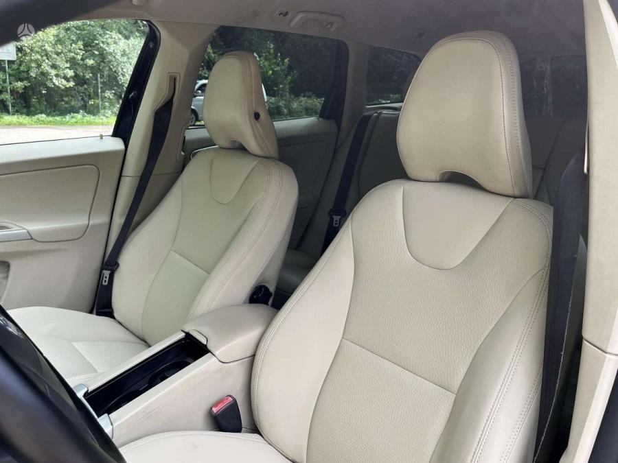 Black Volvo XC60 2009 in Taurage, with an engine capacity of 2.40 L and mileage of 350 thousand km for 5350 €, photo 11 on AUTOMOTO.COM.LV