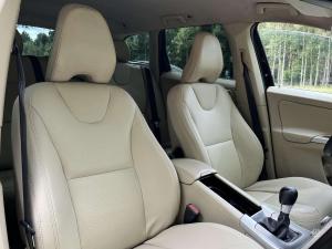 Black Volvo XC60 2009 in Taurage, with an engine capacity of 2.40 L and mileage of 350 thousand km for 5350 €, photo 12 on AUTOMOTO.COM.LV