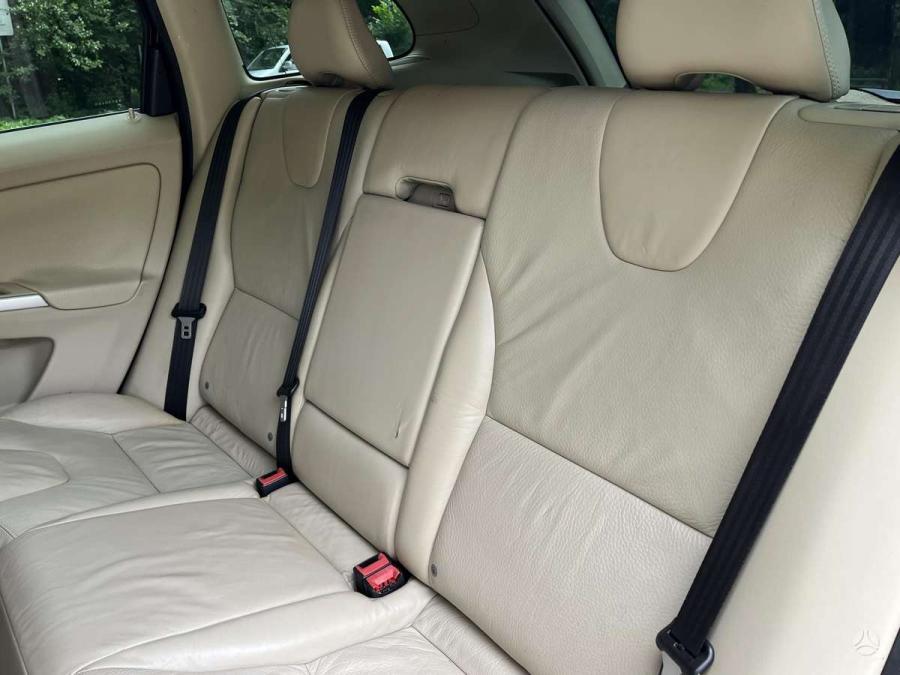 Black Volvo XC60 2009 in Taurage, with an engine capacity of 2.40 L and mileage of 350 thousand km for 5350 €, photo 15 on AUTOMOTO.COM.LV