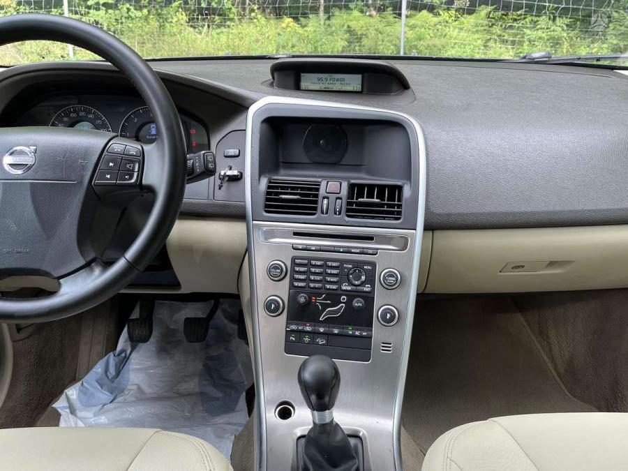 Black Volvo XC60 2009 in Taurage, with an engine capacity of 2.40 L and mileage of 350 thousand km for 5350 €, photo 19 on AUTOMOTO.COM.LV