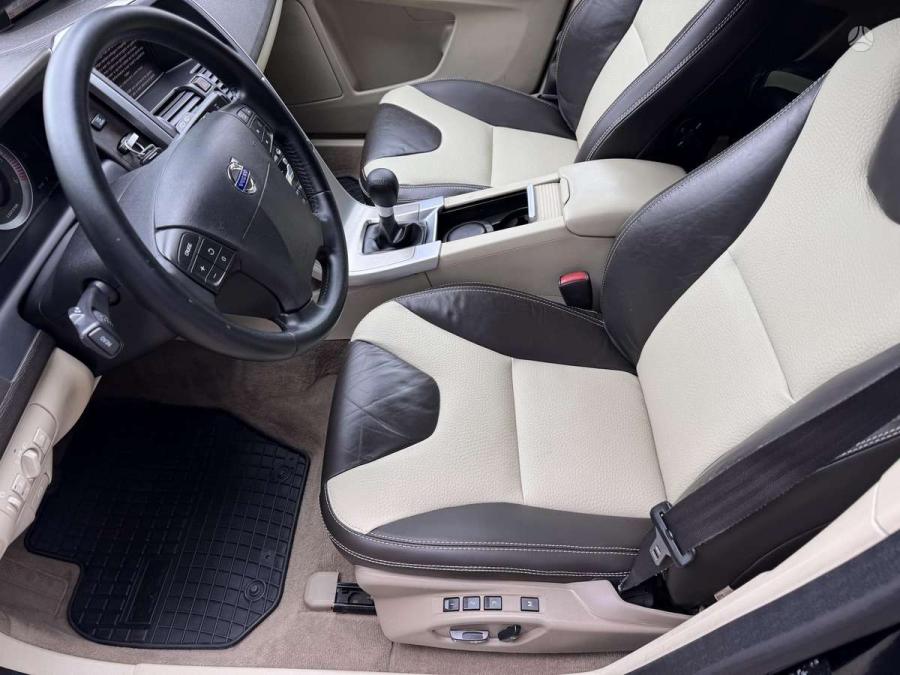 Black Volvo XC60 2009 in Siauliai, with an engine capacity of 2.40 L and mileage of 300 thousand km for 7950 €, photo 15 on AUTOMOTO.COM.LV