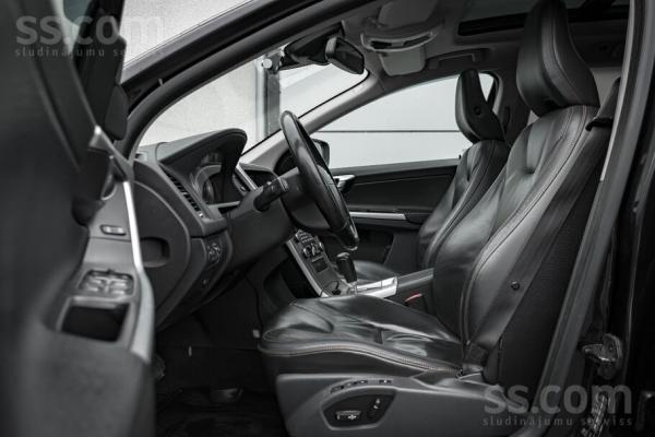 Black Volvo XC60 2009 in Riga, with an engine capacity of 2.40 L and mileage of 273 thousand km for 7450 €, photo 10 on AUTOMOTO.COM.LV